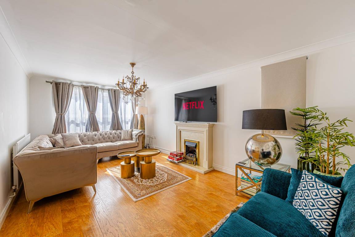 155 M² House ∙ 4 Bedrooms ∙ 8 Guests - Romford