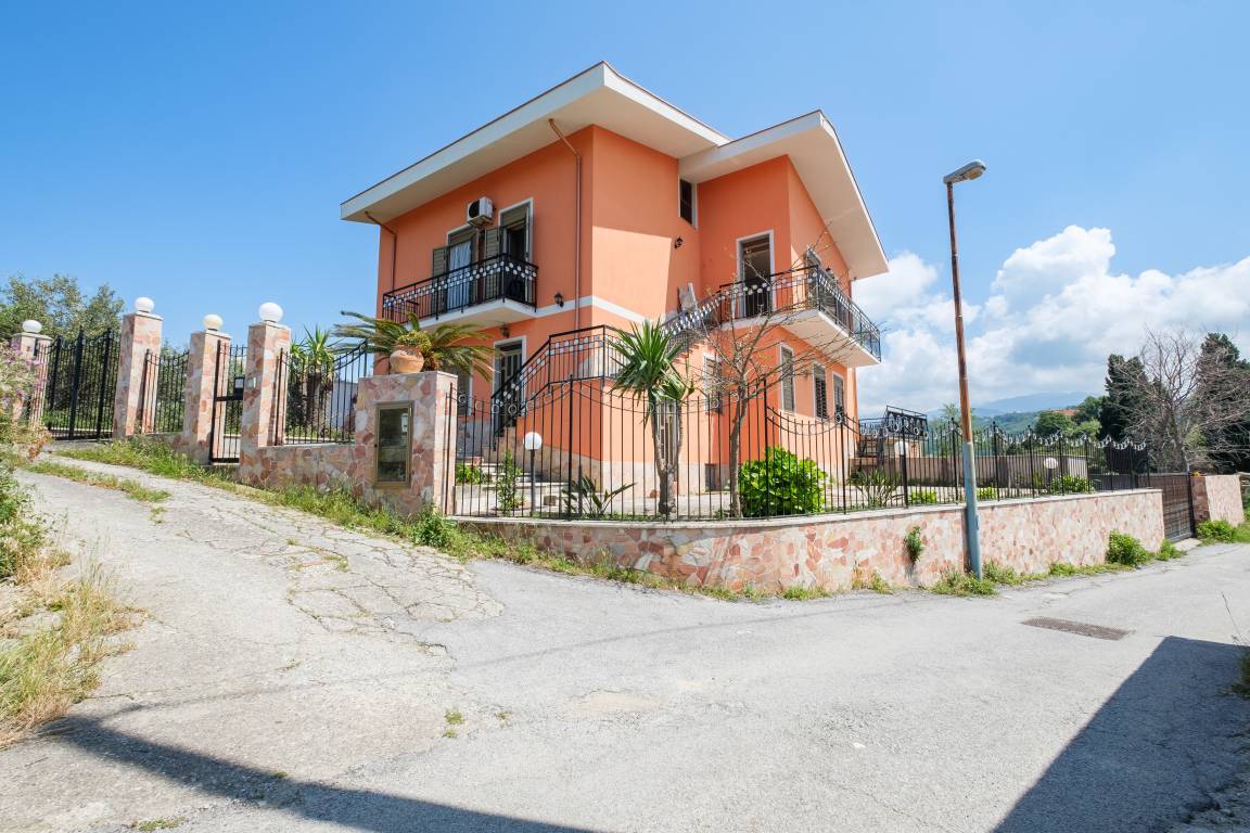 80 M² Apartment ∙ 2 Bedrooms ∙ 4 Guests - Milazzo