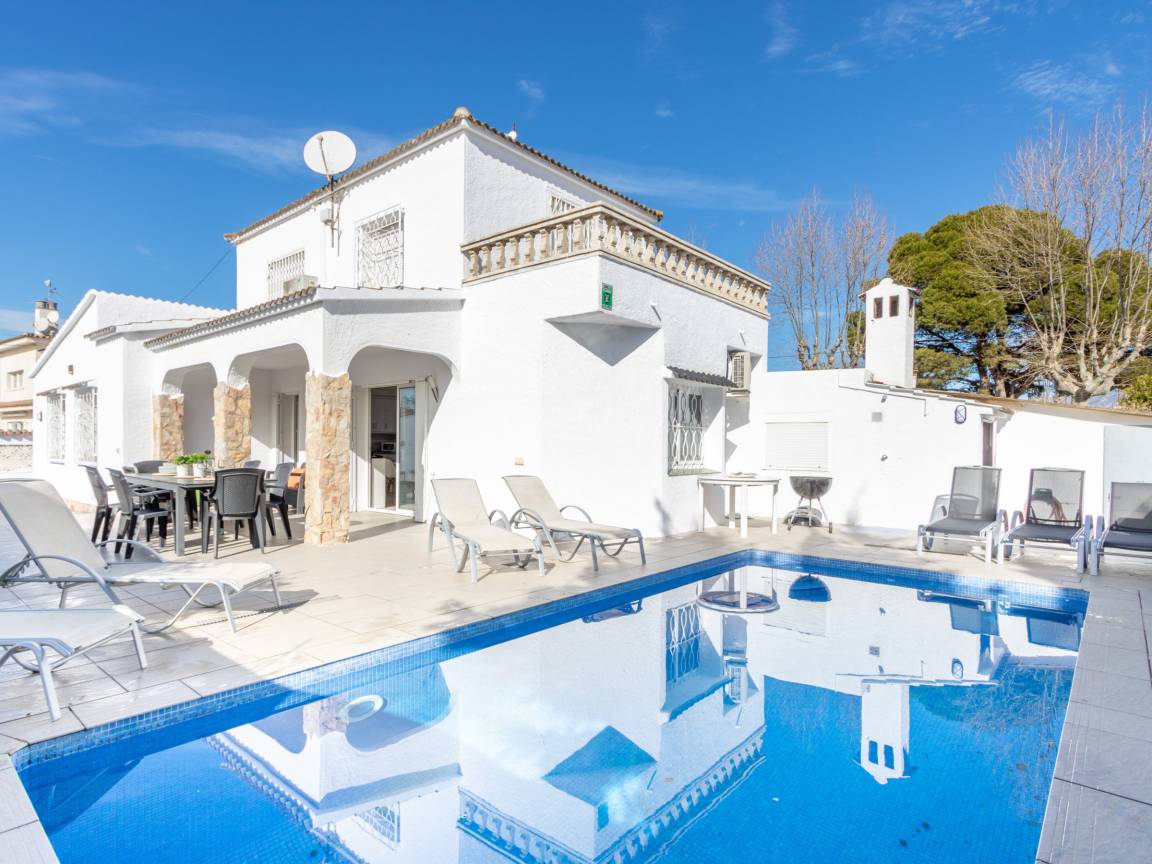 140 M² House ∙ 6 Bedrooms ∙ 11 Guests - Empuriabrava