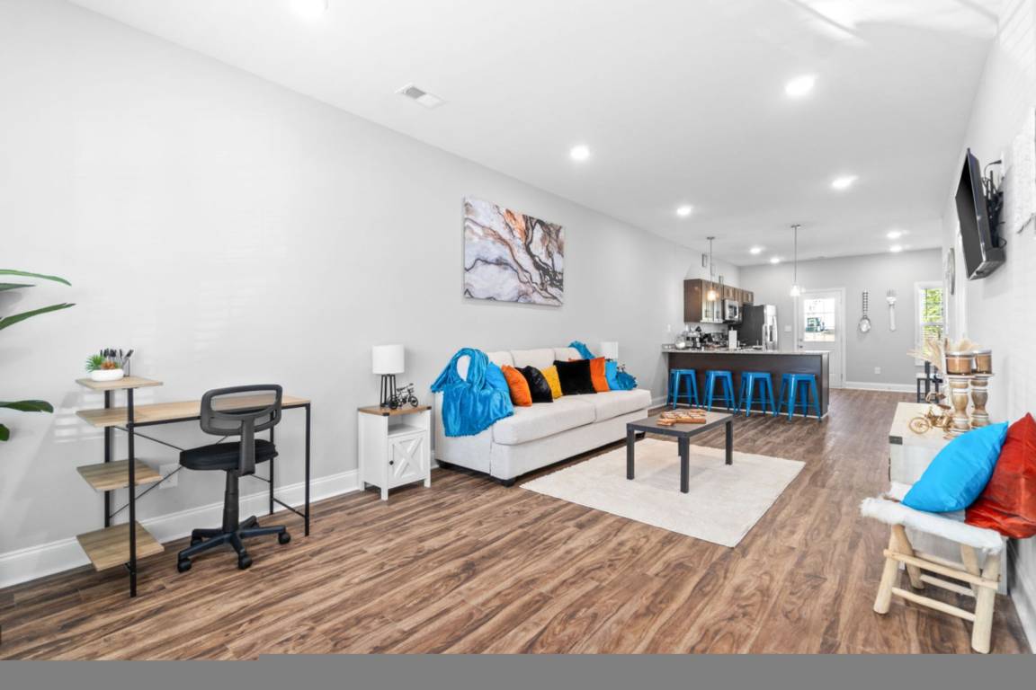 1325 M² House ∙ 2 Bedrooms ∙ 4 Guests - Clarksville, TN