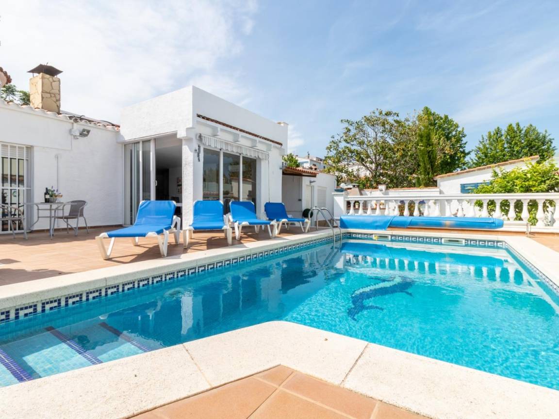 140 M² Villa ∙ 4 Slaapkamers ∙ 8 Gasten - Empuriabrava