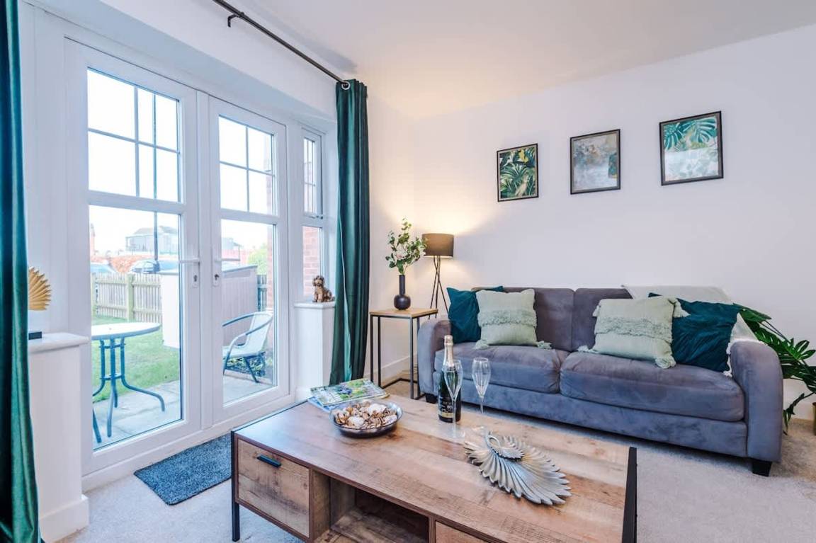 Apartment ∙ 4 Bedrooms ∙ 8 Guests - Crewe