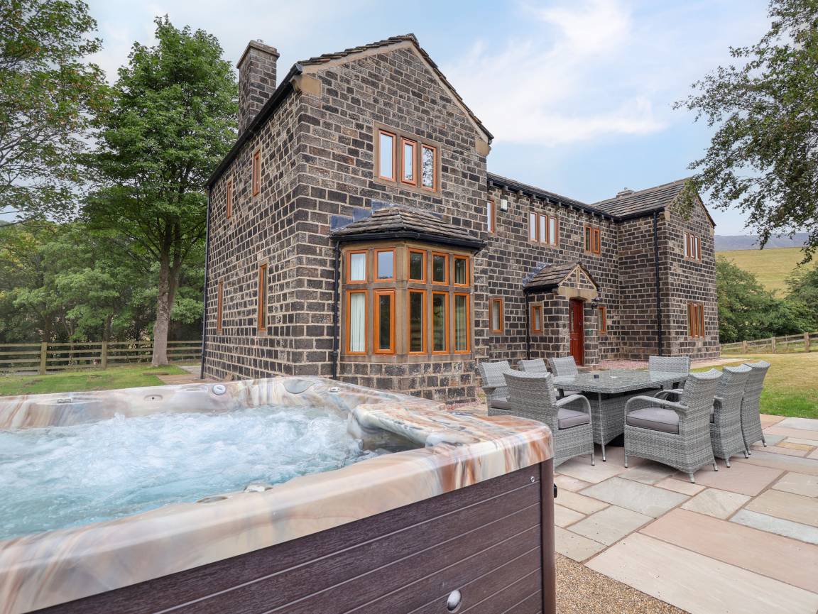 Cottage ∙ 4 Bedrooms ∙ 10 Guests - Oldham