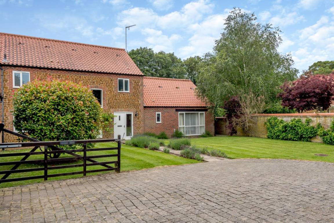 Cottage ∙ 4 Bedrooms ∙ 8 Guests - Snettisham