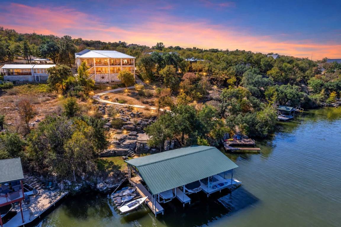 Apartment ∙ 6 Bedrooms ∙ 18 Guests - Horseshoe Bay, TX