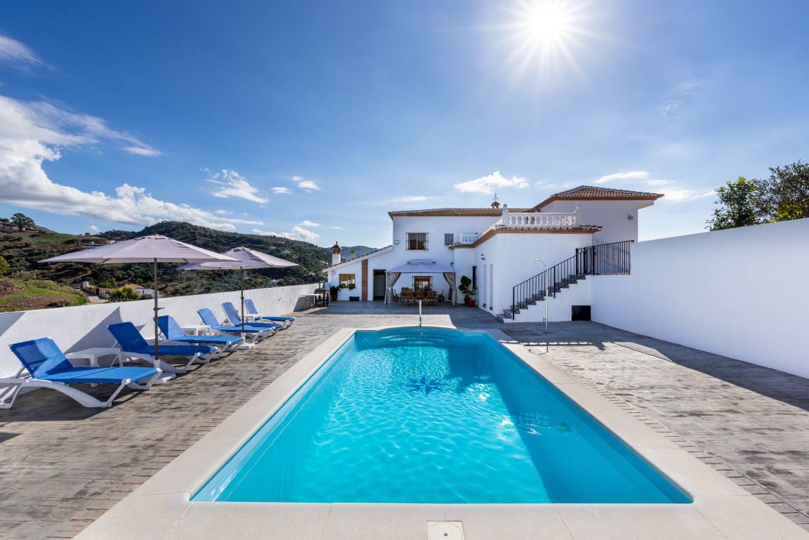 200 M² Huis ∙ 6 Slaapkamers ∙ 14 Gasten - Casabermeja
