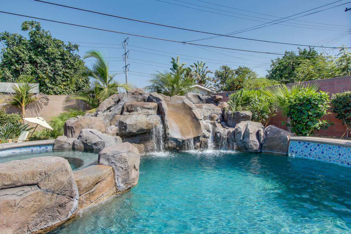 186 M² House ∙ 5 Bedrooms ∙ 13 Guests - Buena Park, CA
