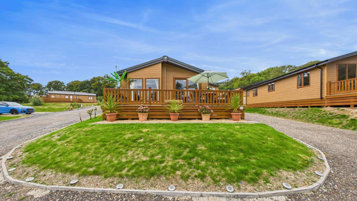 85 M² Chalet ∙ 2 Bedrooms ∙ 4 Guests - Isle of Wight