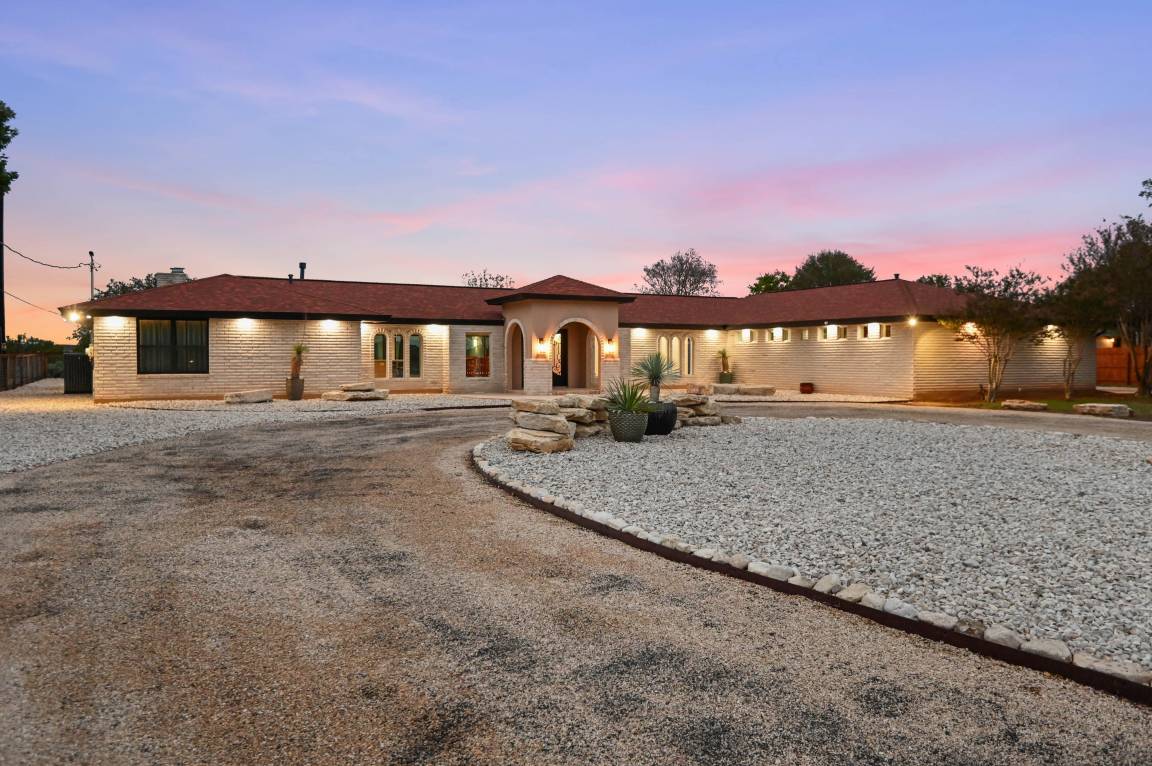 232 M² House ∙ 5 Bedrooms ∙ 14 Guests - Kerrville, TX