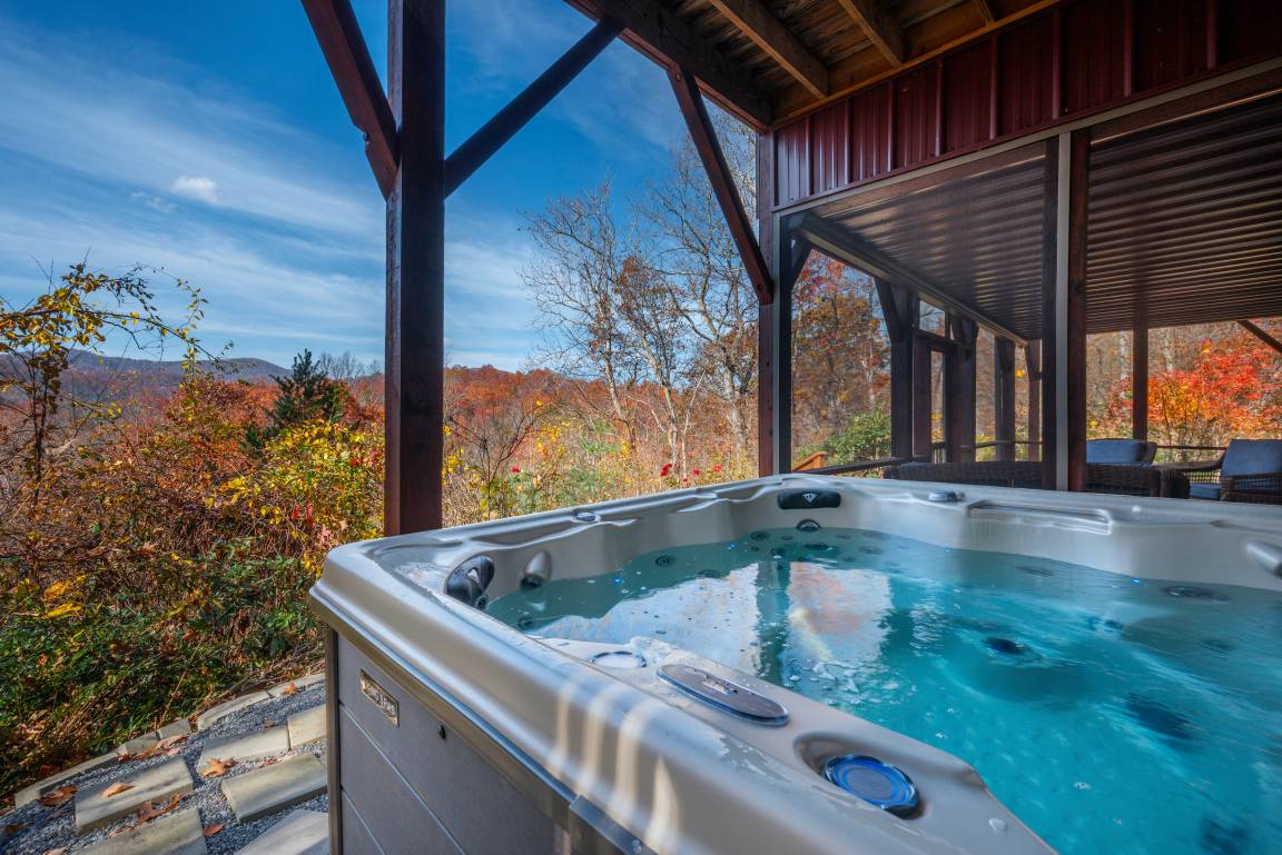 251 M² Cabin ∙ 3 Bedrooms ∙ 8 Guests - Lake Lure, NC