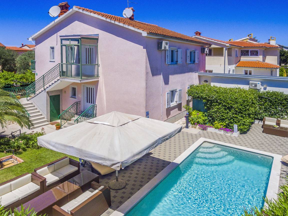 160 M² Villa ∙ 4 Bedrooms ∙ 10 Guests - Pula