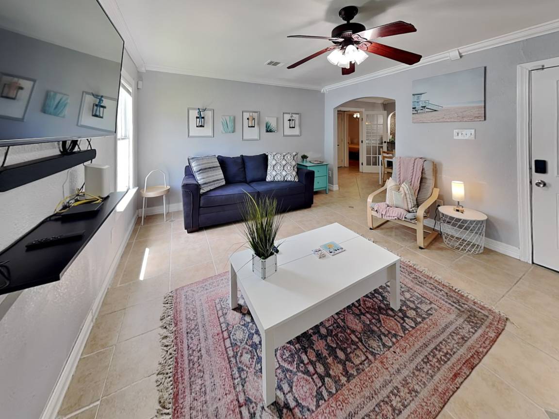 94 M² House ∙ 2 Bedrooms ∙ 6 Guests - Galveston