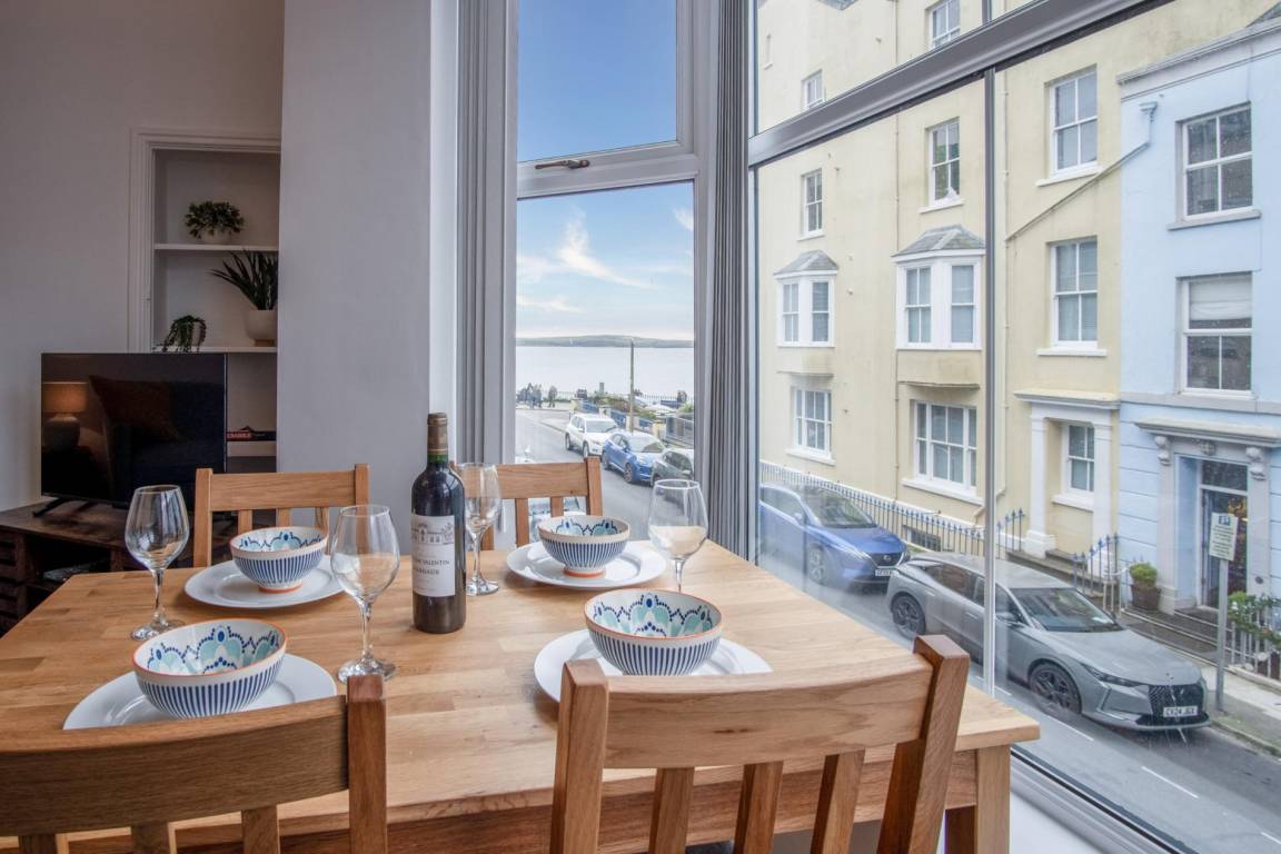 70 M² Apartment ∙ 2 Bedrooms ∙ 4 Guests - Tenby