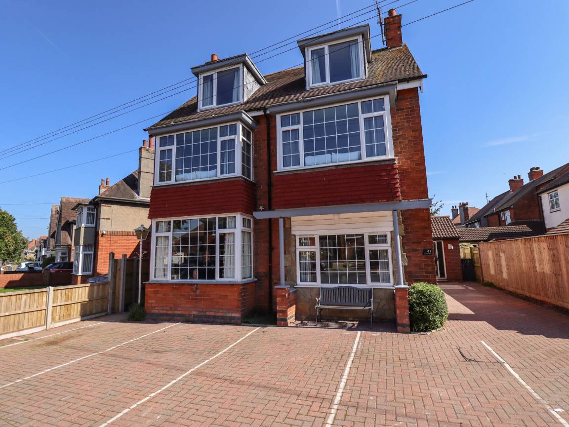 Cottage ∙ 9 Bedrooms ∙ 18 Guests - Skegness