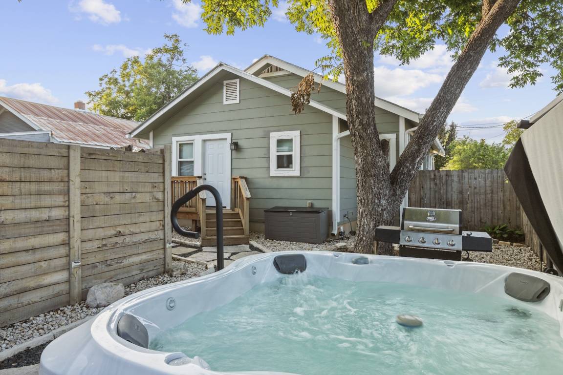 Cottage ∙ 3 Bedrooms ∙ 6 Guests - Fredericksburg, TX