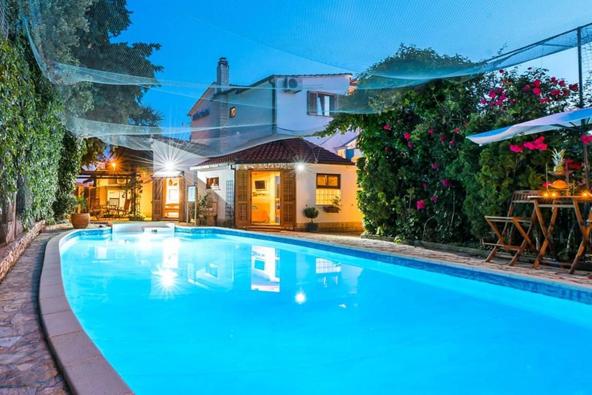 320 M² Villa ∙ 7 Bedrooms ∙ 14 Guests - Primošten