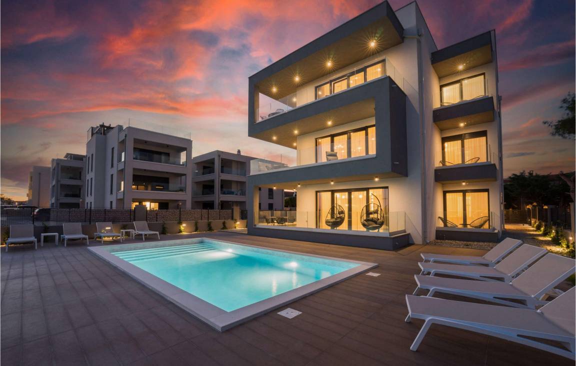 600 M² House ∙ 8 Bedrooms ∙ 16 Guests - Privlaka