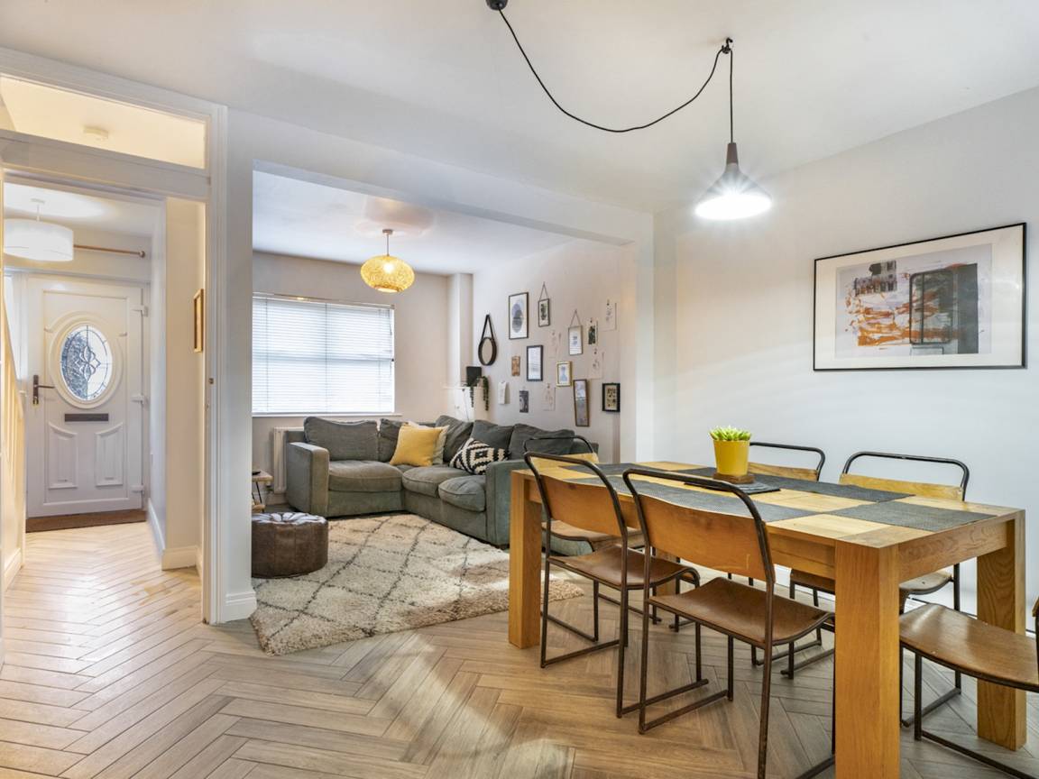 93 M² House ∙ 2 Bedrooms ∙ 4 Guests - Belfast