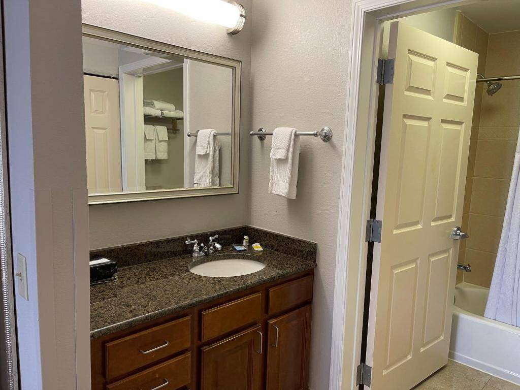 Condo ∙ 2 Bedrooms ∙ 8 Guests - Oconomowoc, WI