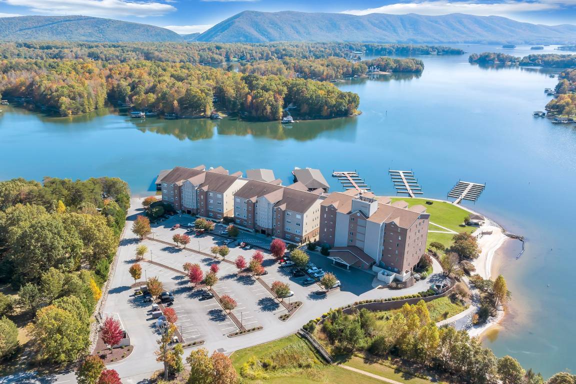 111 M² Apartment ∙ 2 Bedrooms ∙ 4 Guests - Smith Mountain Lake, VA
