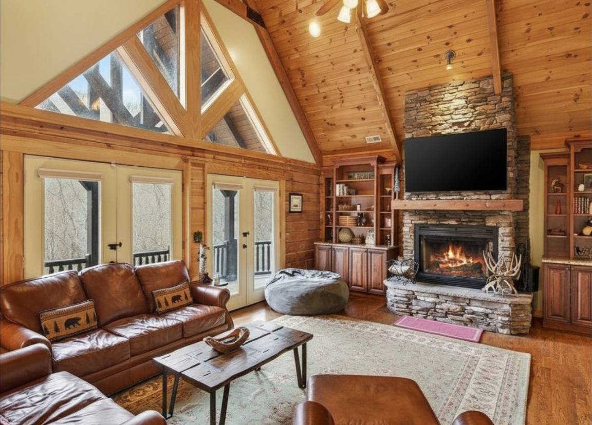 House ∙ 3 Bedrooms ∙ 10 Guests - Black Mountain, NC