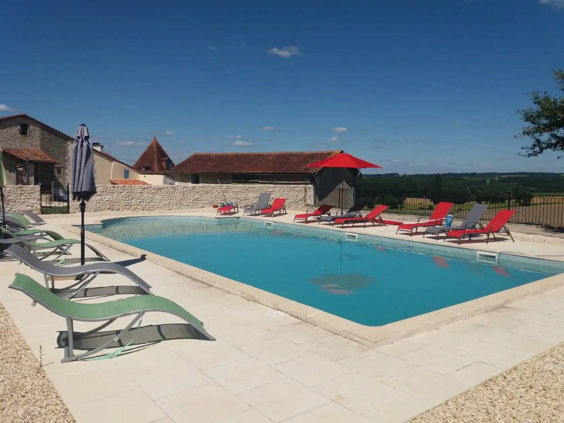 Maison De Vacances ∙ 9 Chambres ∙ 19 Personnes - Charente