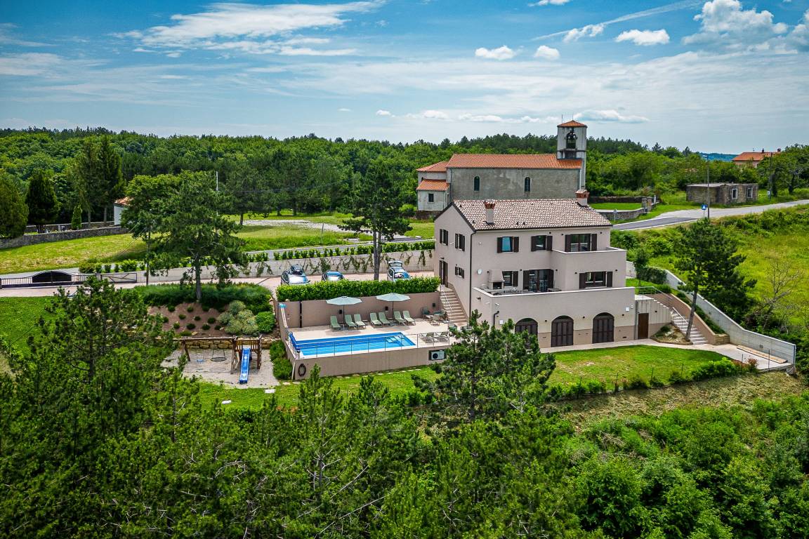 304 M² Villa ∙ 6 Bedrooms ∙ 14 Guests - Slovenia