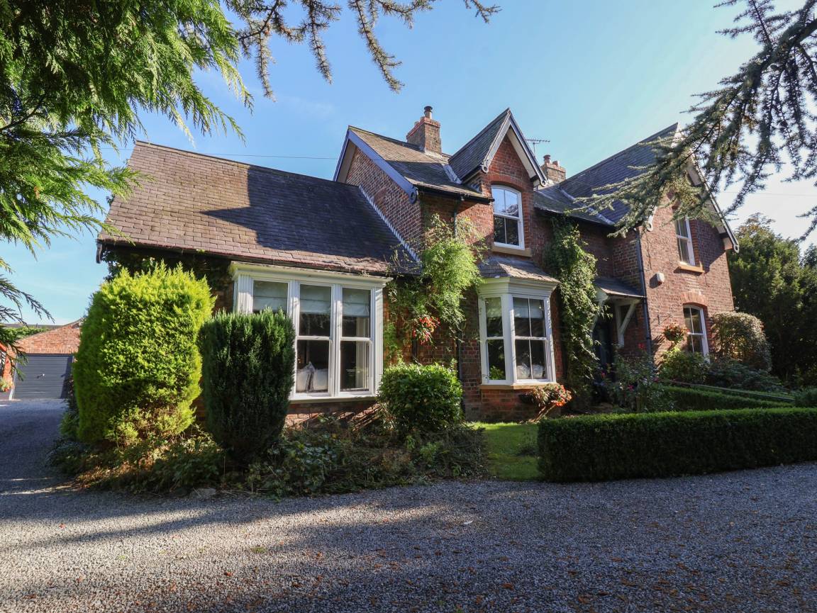 Cottage ∙ 7 Bedrooms ∙ 16 Guests - Driffield