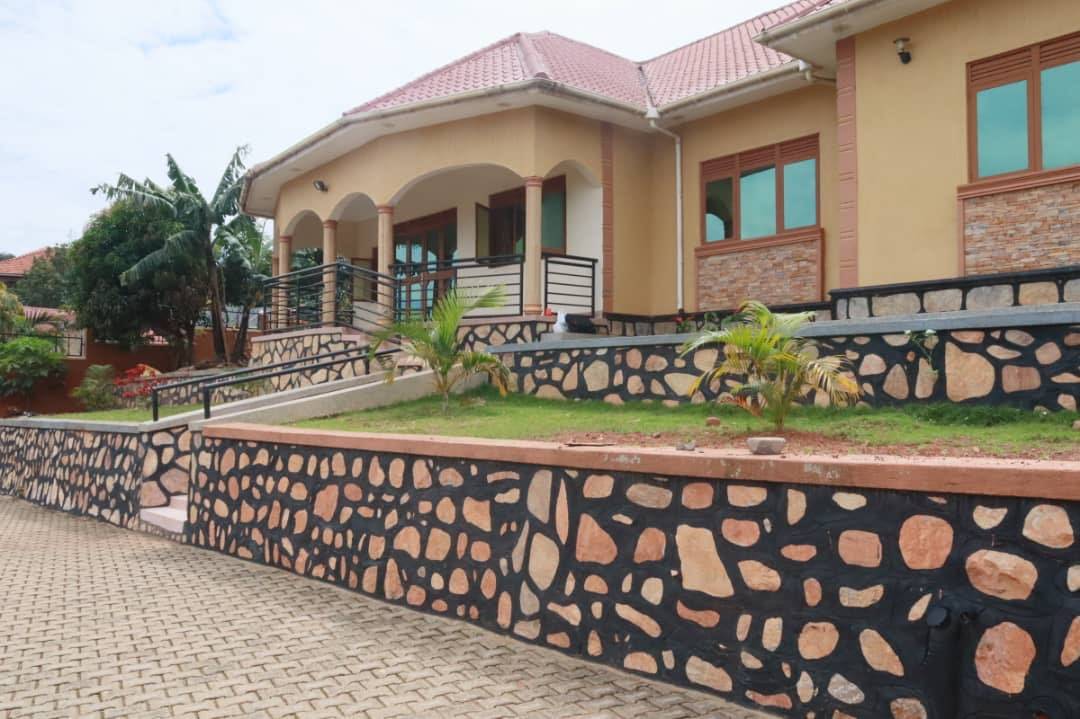 95 M² House ∙ 5 Bedrooms ∙ 7 Guests - Kampala