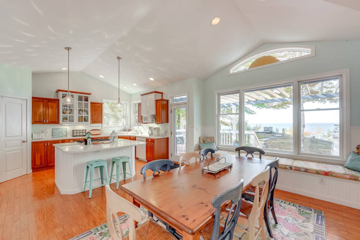 195 M² Cottage ∙ 3 Bedrooms ∙ 8 Guests - Manistee, MI