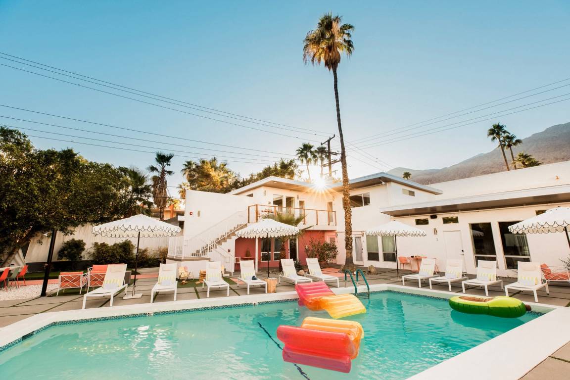 37 M² Hotel ∙ 10 Bedrooms ∙ 30 Guests - Palm Springs, CA