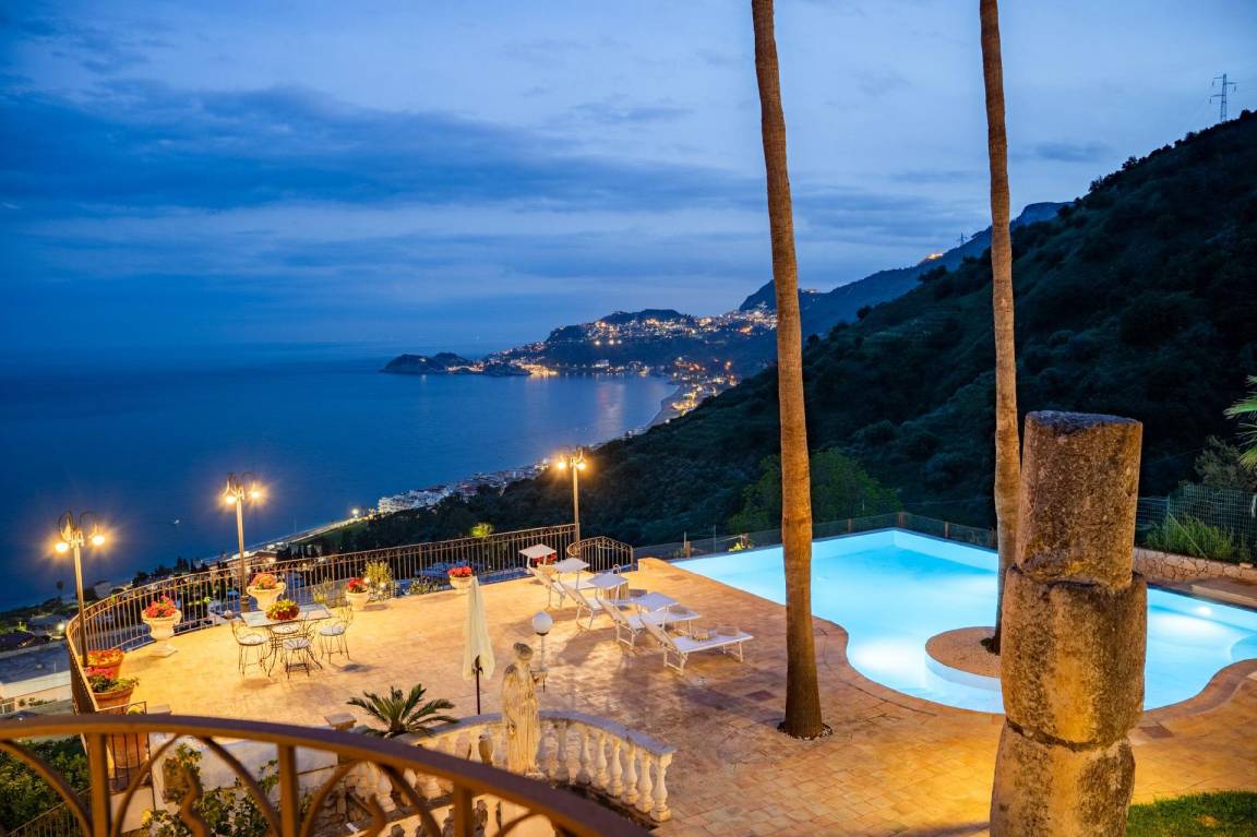 500 M² House ∙ 5 Bedrooms ∙ 12 Guests - Letojanni