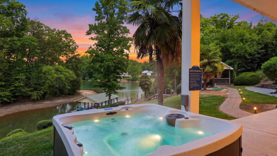 425 M² House ∙ 6 Bedrooms ∙ 14 Guests - Denver, NC