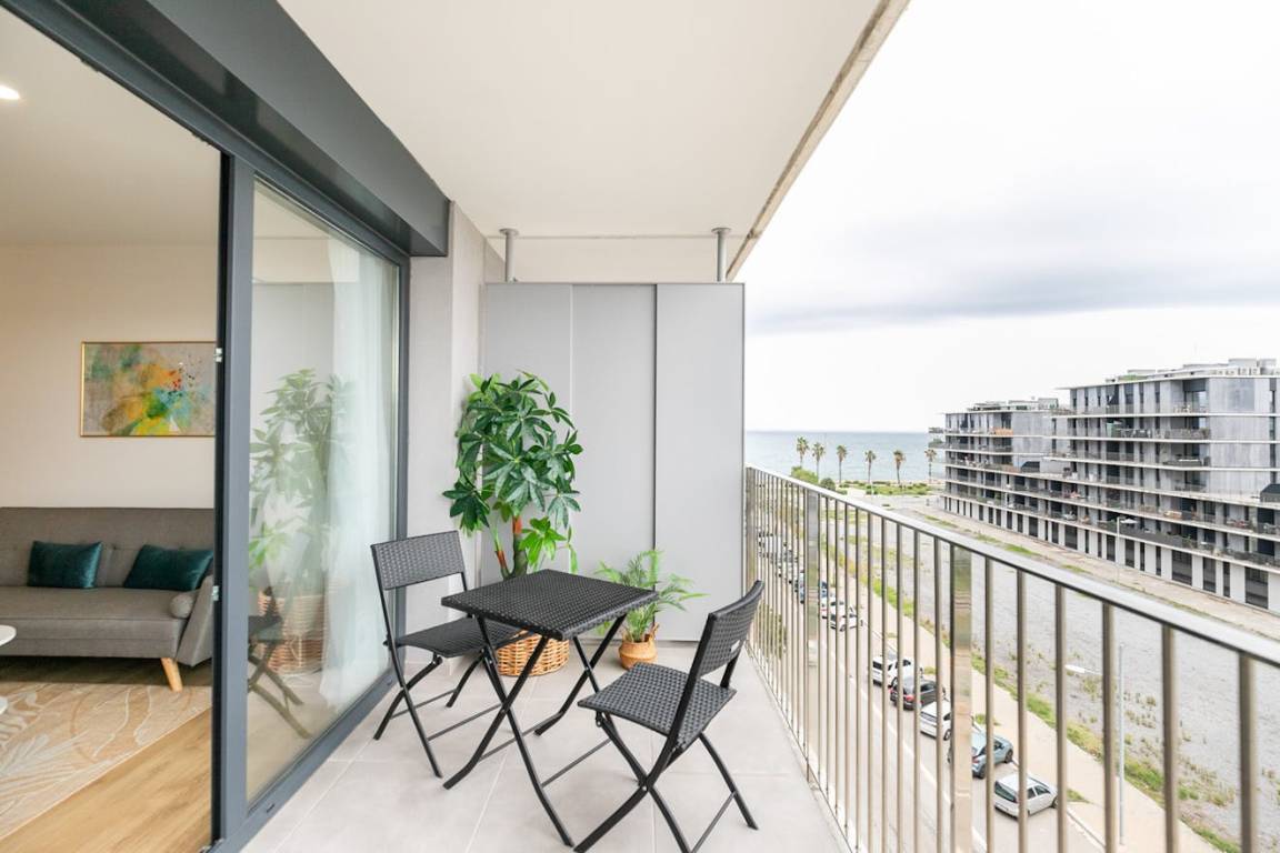 67 M² Apartamento ∙ 2 Habitaciones ∙ 4 Huéspedes - Badalona