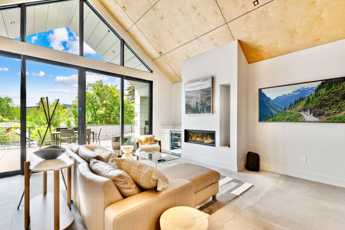 242 M² House ∙ 2 Bedrooms ∙ 8 Guests - Whitefish