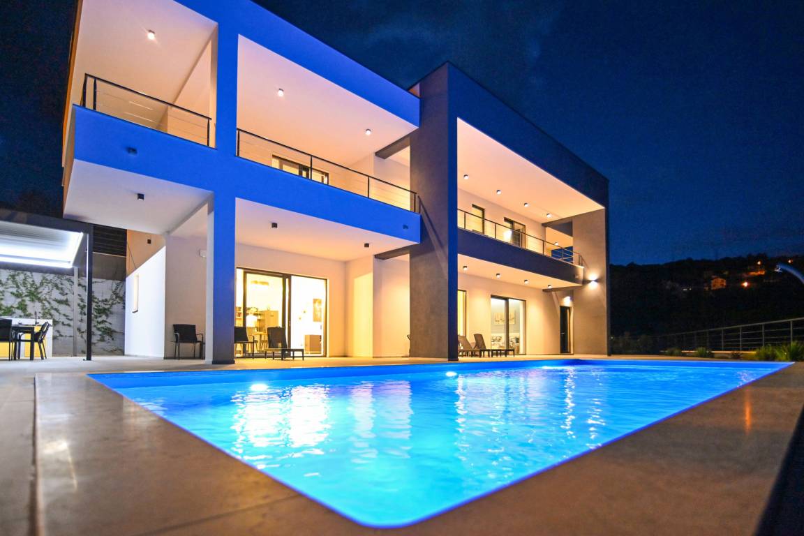 250 M² Villa ∙ 4 Bedrooms ∙ 8 Guests - Lovran