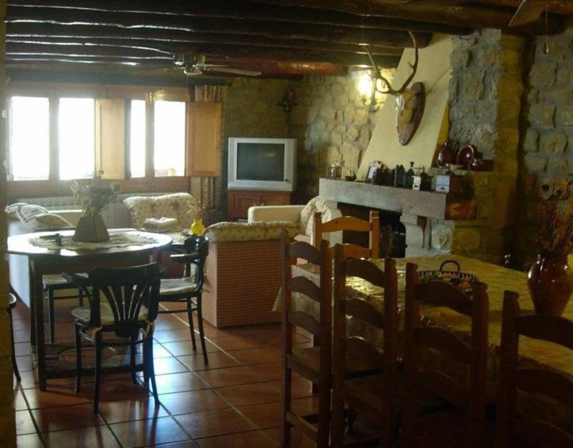 150 M² Casa ∙ 6 Habitaciones ∙ 16 Huéspedes - Ayerbe