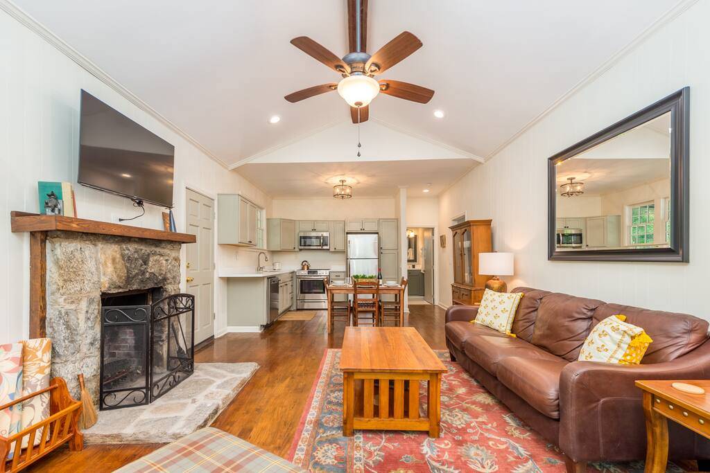 79 M² House ∙ 2 Bedrooms ∙ 4 Guests - Mountain Home, NC