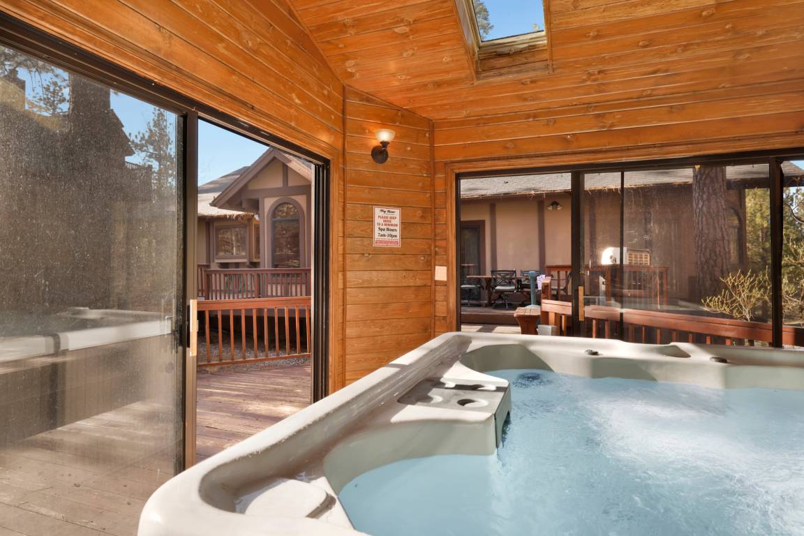 361 M² Cabin ∙ 5 Bedrooms ∙ 16 Guests - Big Bear Lake, CA