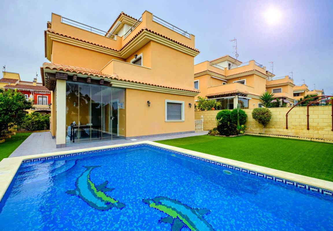 198 M² Villa ∙ 3 Bedrooms ∙ 7 Guests - Torrevieja