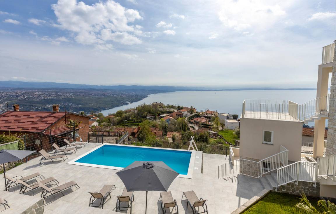 110 M² Apartment ∙ 3 Bedrooms ∙ 6 Guests - Opatija
