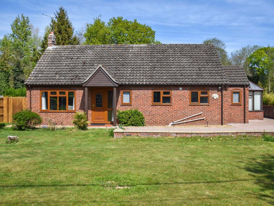 Cottage ∙ 2 Bedrooms ∙ 5 Guests - Wroxham Broad