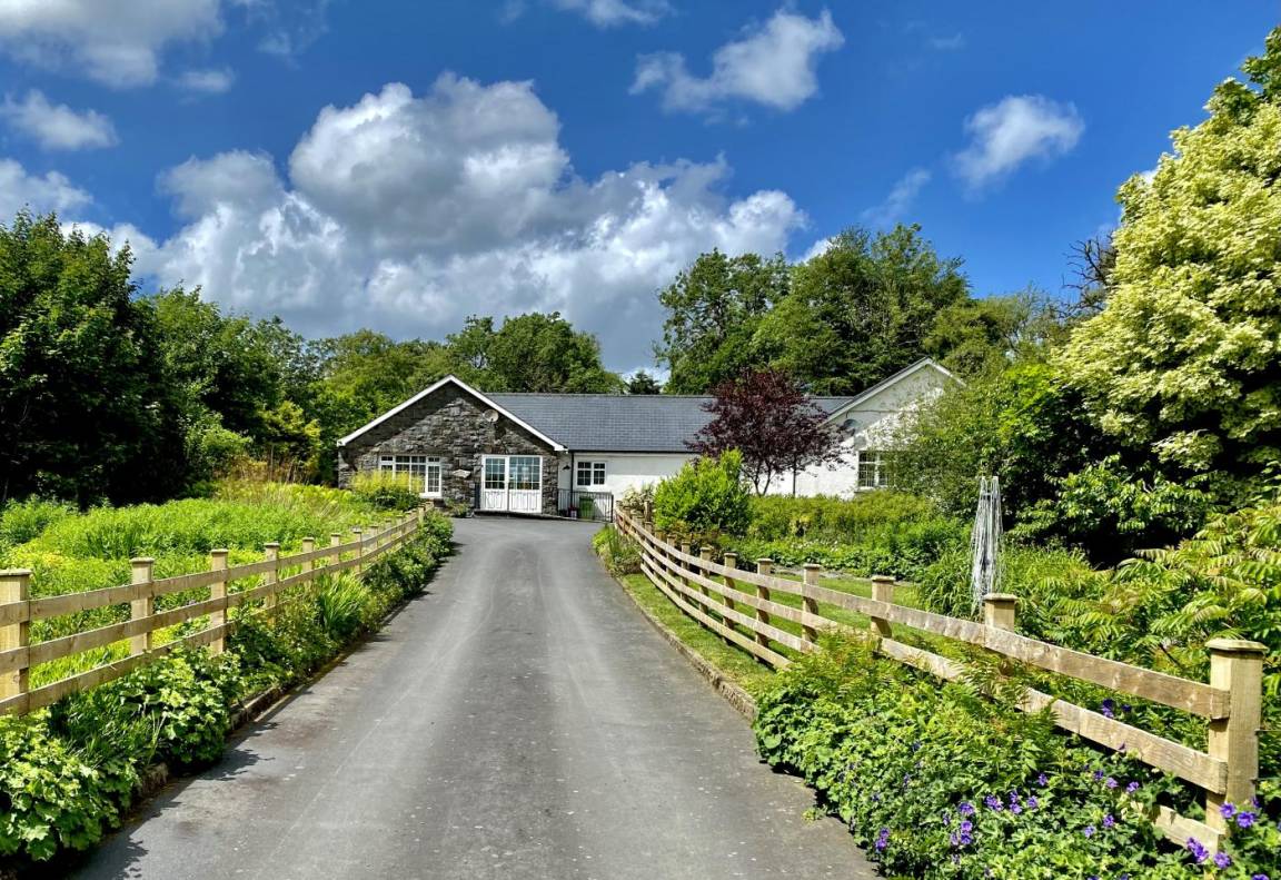 Cottage ∙ 10 Bedrooms ∙ 22 Guests - Aberaeron