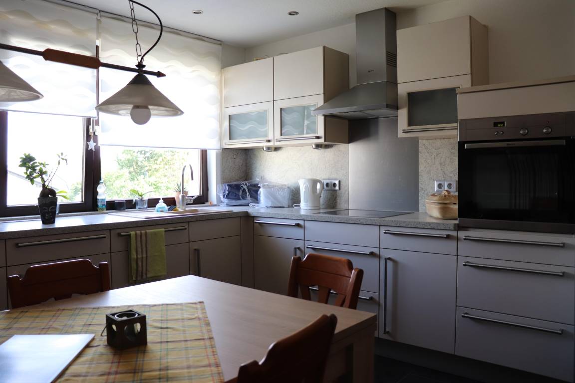 120 M² Ferienwohnung ∙ 3 Schlafzimmer ∙ 6 Gäste - Altenkirchen