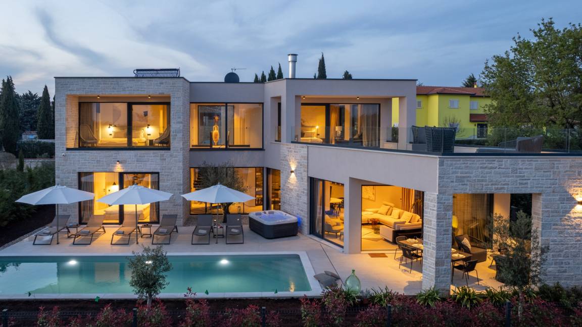 215 M² Villa ∙ 4 Bedrooms ∙ 7 Guests - Poreč