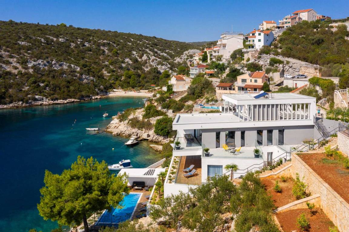 300 M² Villa ∙ 4 Bedrooms ∙ 8 Guests - Sevid