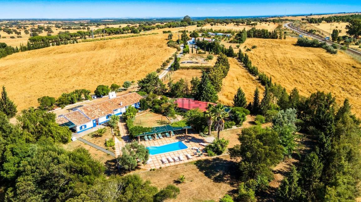 300 M² Farmhouse ∙ 8 Bedrooms ∙ 16 Guests - Portugal