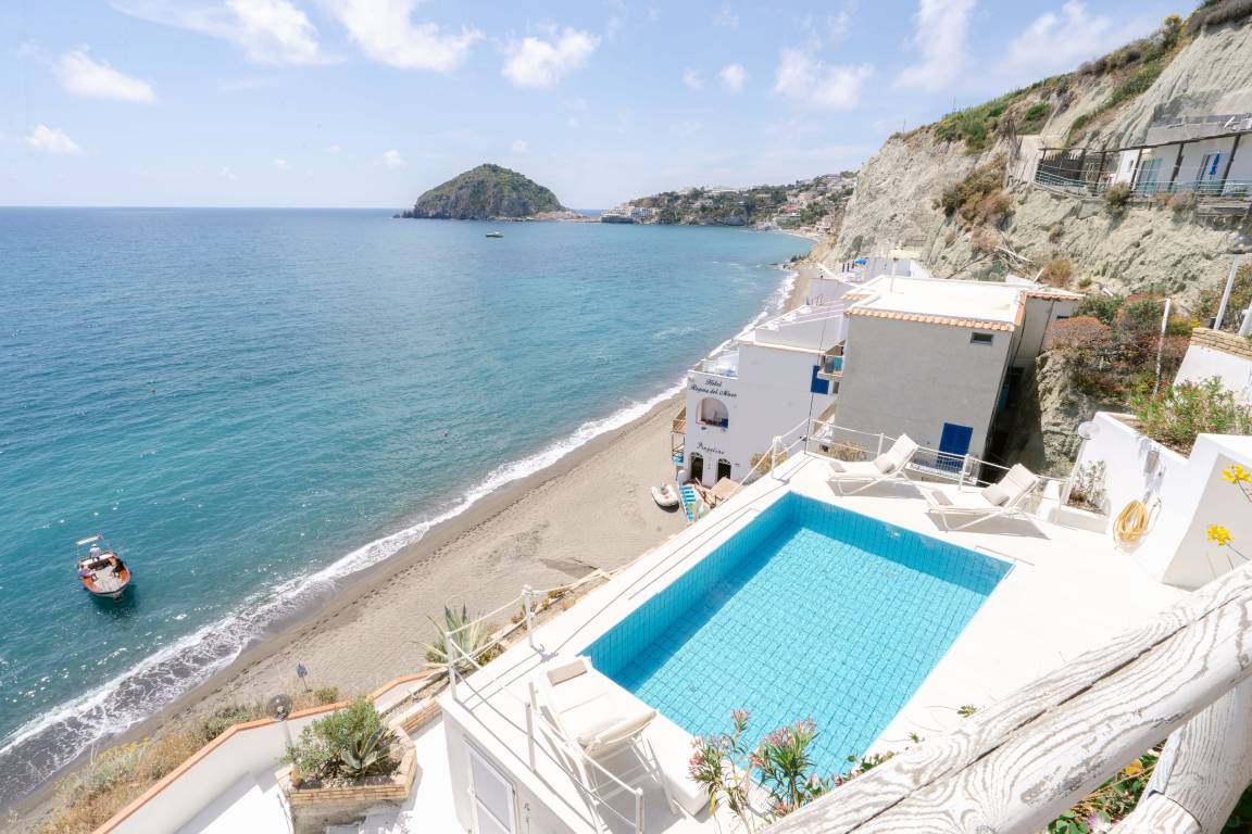 300 M² Villa ∙ 4 Bedrooms ∙ 8 Guests - Procida