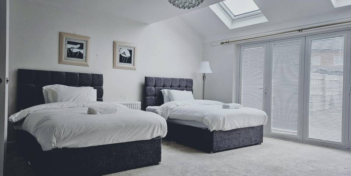 145 M² House ∙ 5 Bedrooms ∙ 11 Guests - Preston
