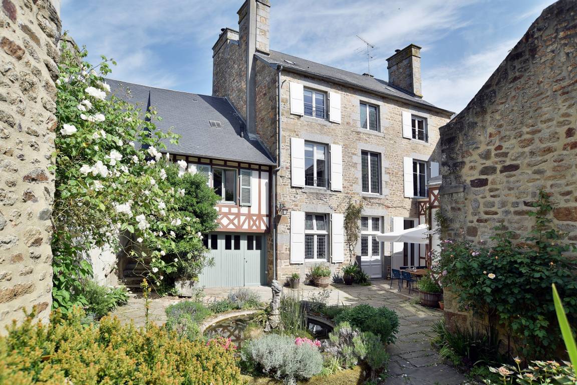 250 M² Maison De Vacances ∙ 6 Chambres ∙ 12 Personnes - Ducey